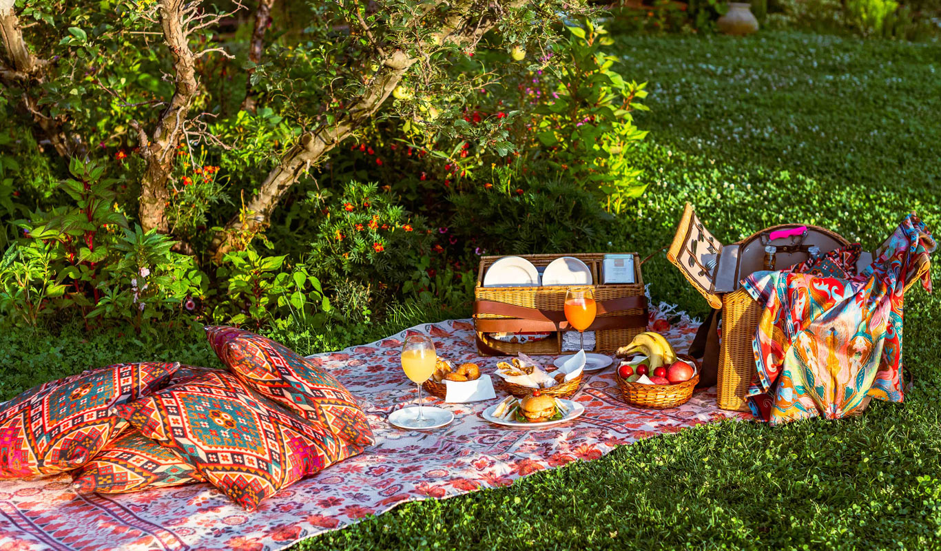| Rah Bagh Hotel